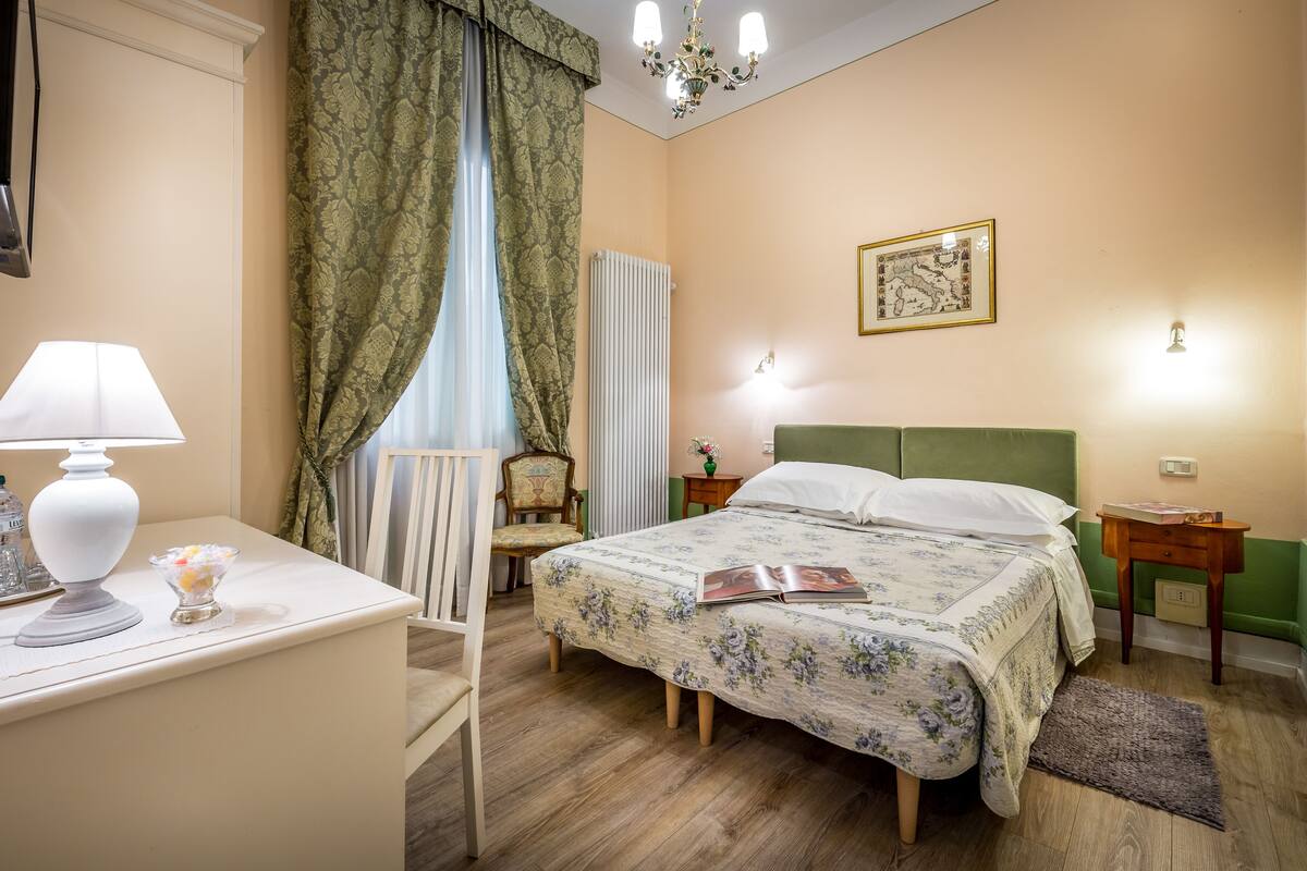 Quarto Duplo para 1 Pessoa, casa de banho privativa | Edredões de penas, camas de colchão pillowtop, cofre no quarto 