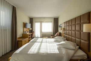 Quarto casal | Cofres nos quartos, escrivaninha, cortinas blackout