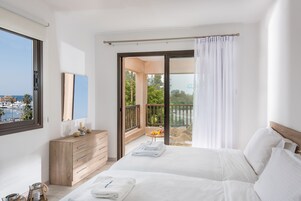 Com decoração personalizada, com mobília individualizada 