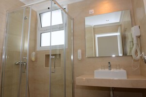 Um polibã, um secador de cabelo, toalhas fornecidas, sabão 