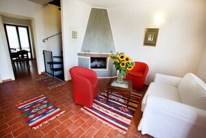 Apartamento Familiar, 2 quartos, no edifício anexo (at 300 meters) | Sala | Televisor de 25 polegadas com canais via satélite 