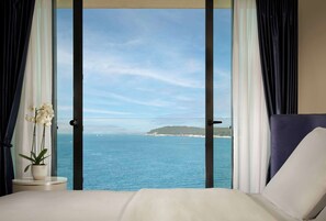Suite, vista para o mar (Grand Brioni) | Roupa de alta qualidade, cofre com capacidade para portátil, secretária
