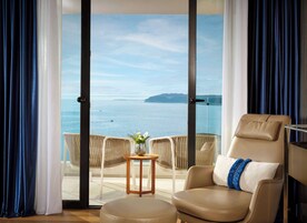 Suite, vista para o mar (Grand Brioni) | Roupa de alta qualidade, cofre com capacidade para portátil, secretária