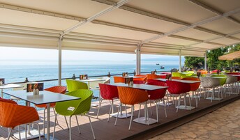 2 restaurantes: opção de café da manhã e almoço