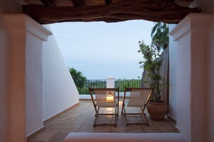 Terraço com espreguiçadeiras