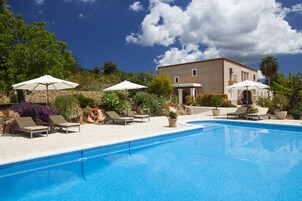 Piscina exterior, guarda-sóis, espreguiçadeiras