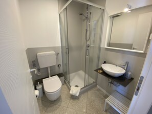 Quarto Triplo, varanda, vista para o mar | Casa de banho | Artigos de higiene pessoal grátis, um secador de cabelo, champô 