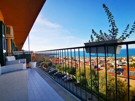 Quarto triplo, sacada, vista para o mar | Terraço/pátio