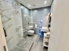 Quarto Duplo (with private external bathroom) | Casa de banho | Artigos de higiene pessoal grátis, um secador de cabelo, champô 
