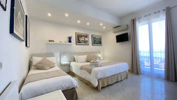 Quarto triplo, sacada, vista para o mar | Escrivaninha, quartos à prova de som, Wi-Fi de cortesia