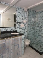 Loft Studio for 4 people X4 | Banheiro | Chuveiro, secador de cabelo, bidê, toalhas de banho
