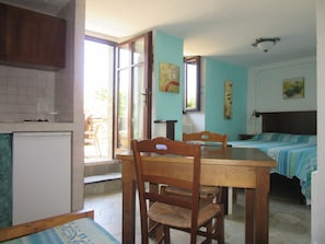Cofre no quarto, roupa de cama fornecida 