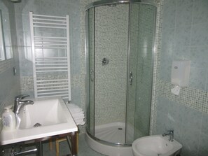 One Bedroom Apartment for 4 people B4 | Banheiro | Chuveiro, secador de cabelo, bidê, toalhas de banho