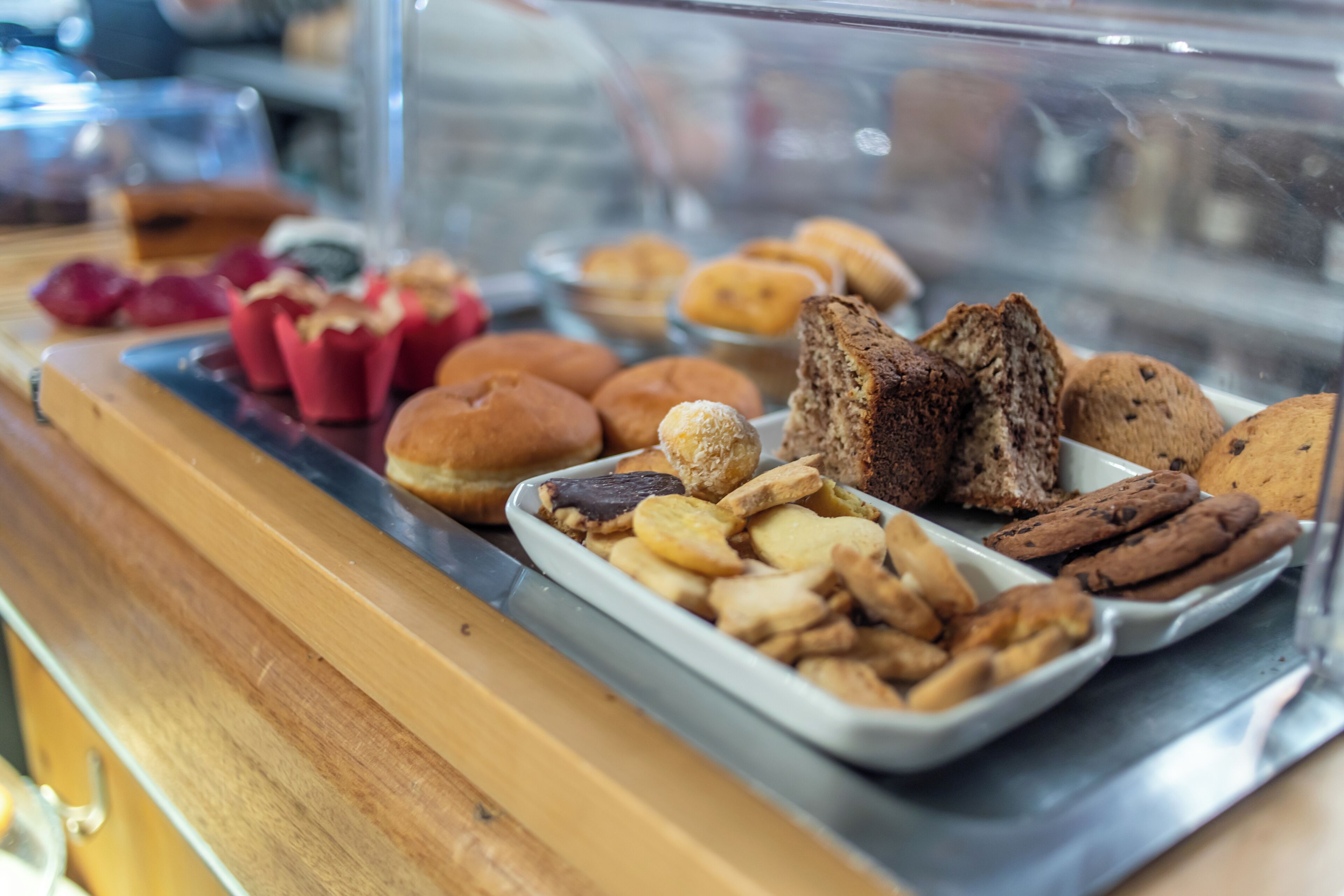 Vitrine de pastelaria com diversos produtos de pastelaria.
