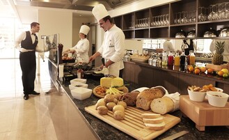 Café da manhã com buffet grátis todos os dias