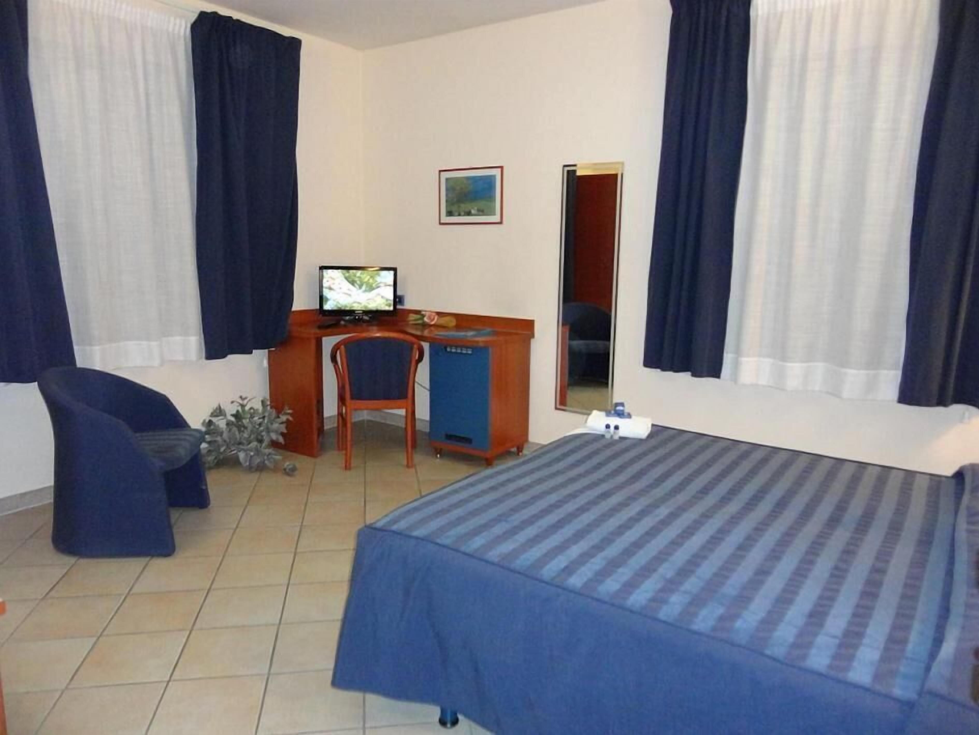 Roupas de cama premium, frigobar, escrivaninha