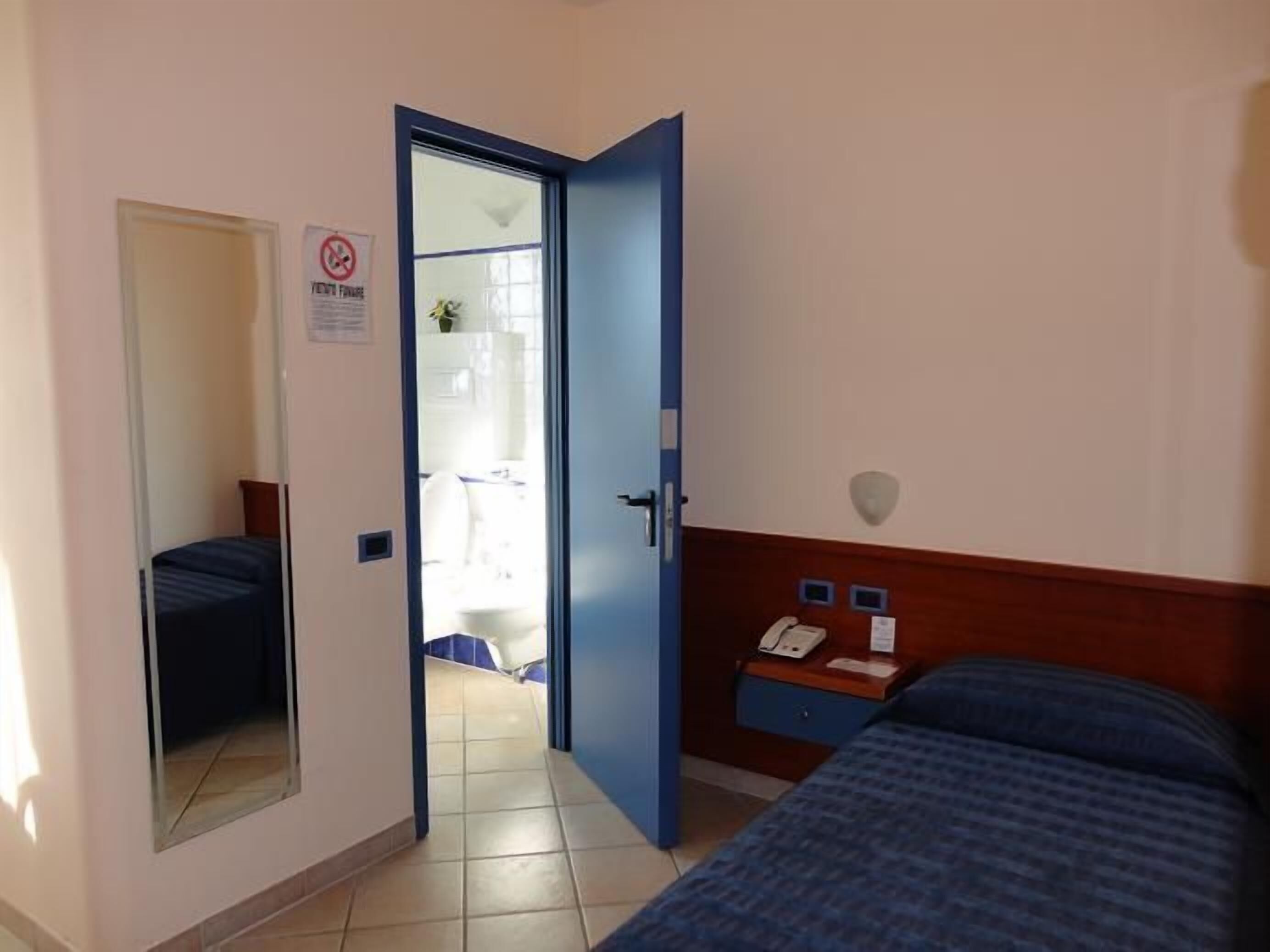 Roupas de cama premium, frigobar, escrivaninha
