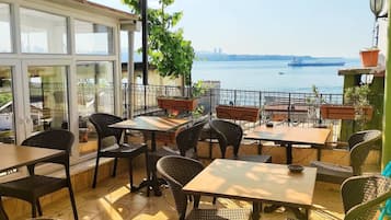 Café da manhã com buffet grátis todos os dias