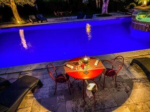 Piscina interior, piscina exterior, espreguiçadeiras 