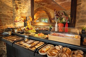 Pequeno-almoço tipo buffet diário (10 EUR por pessoa) 