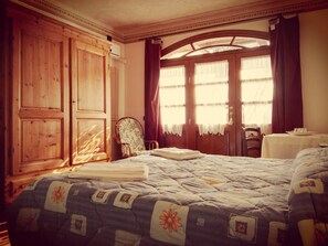 Quarto triplo | 1 quarto, escrivaninha, camas extras/dobráveis (sobretaxa)