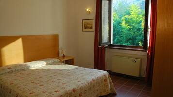 Quarto Duplo Básico, casa de banho anexa, vista para o jardim | Vista do quarto