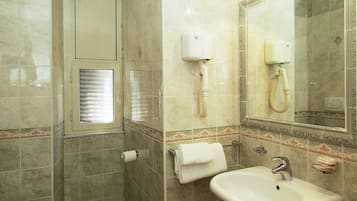 Quarto Triplo | Casa de banho | Um secador de cabelo, toalhas fornecidas, sabão, champô