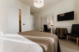 Quarto casal conforto, vista para a cidade | Frigobar, cofres nos quartos, escrivaninha, Wi-Fi de cortesia