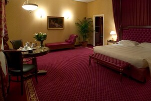 Suíte, banheira de imersão | Frigobar, cofres nos quartos, escrivaninha