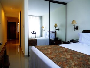 Roupas de cama premium, frigobar, cofres nos quartos, escrivaninha