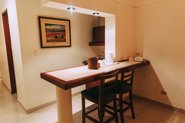 Roupas de cama premium, frigobar, cofres nos quartos, escrivaninha