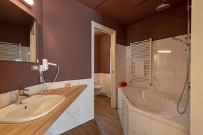 Quarto Deluxe, 1 cama de casal, varanda, vista para o lago | Casa de banho | Artigos de higiene pessoal grátis, um secador de cabelo 