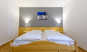 Quarto casal | Cofres nos quartos, escrivaninha, Wi-Fi de cortesia, roupa de cama