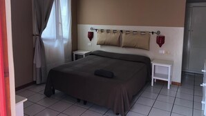 Cofre no quarto, secretária, cortinas/cortinados opacos 