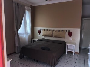 Cofre no quarto, secretária, cortinas/cortinados opacos 