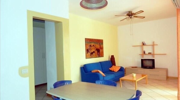 Apartamento Económico, 2 quartos | Sala | Televisor 