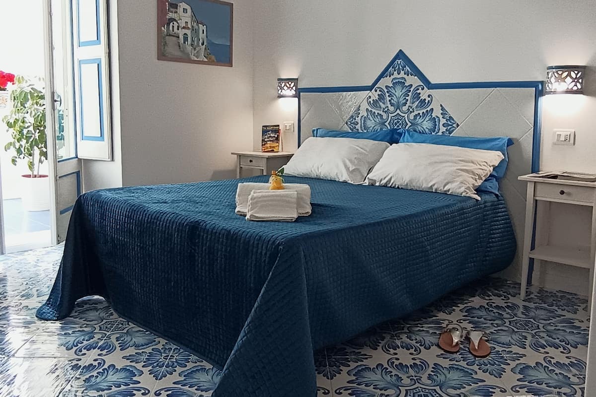 Quarto quádruplo família, 2 camas Queen | Frigobar, cofres nos quartos, escrivaninha, cortinas blackout