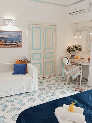 Minibar, cofre no quarto, secretária, cortinas/cortinados opacos 