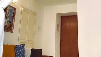 Frigobar, cofres nos quartos, escrivaninha, cortinas blackout