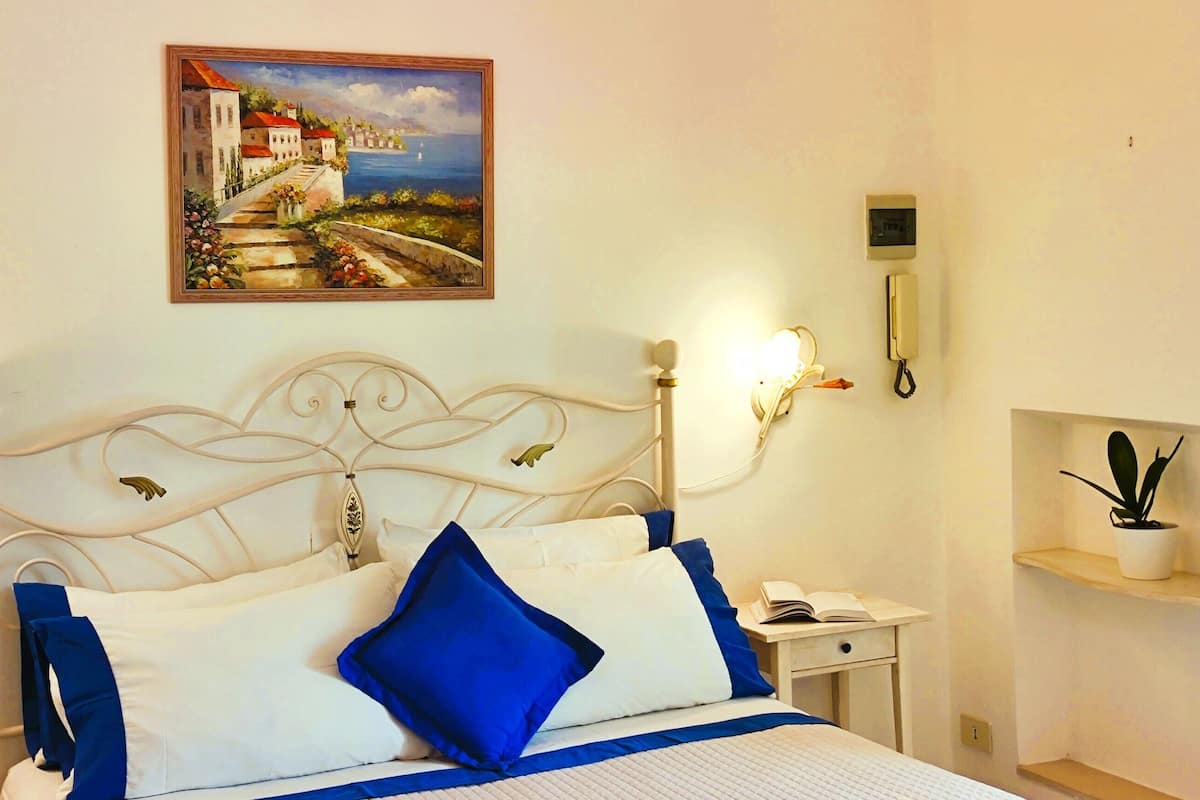 Frigobar, cofres nos quartos, escrivaninha, cortinas blackout