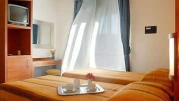 Quarto Quádruplo | Minibar, cofre no quarto, secretária, Wi-fi grátis