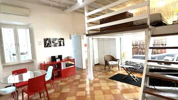 Loft | Edredões de penas, minibar, cofre no quarto