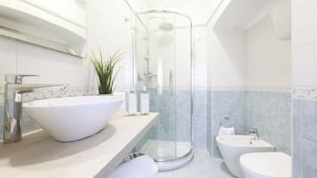 Apartamento Deluxe, no edifício anexo | Casa de banho | Produtos de higiene exclusivos, roupões, toalhas fornecidas, sabão