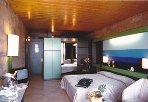 Secretária, cortinas/cortinados opacos, quartos insonorizados