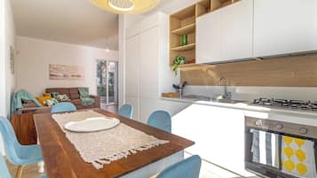 Luxury Apartment, 2 Bedrooms, Garden View Via degli Alberi 7b | Cozinha privada | Um frigorífico/congelador grande, uma placa de cozinha