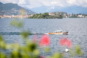 Um barco num lago, com uma cidade ao fundo.
