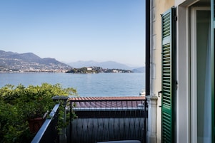 Quarto Duplo, varanda, vista para o lago | Secretária, Wi-fi grátis, roupa de cama fornecida