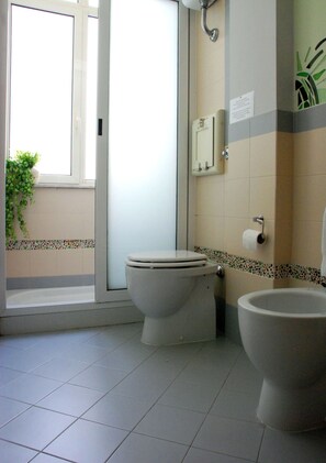 Quarto Triplo | Casa de banho | Um polibã, artigos de higiene pessoal grátis, um secador de cabelo 