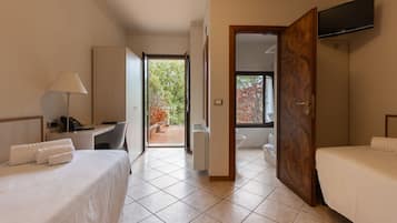 Quarto Twin, 2 camas individuais, varanda, vista para a colina | Cofre no quarto, secretária