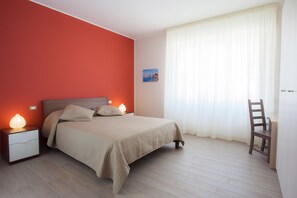 Quarto Duplo Superior | Minibar, secretária, berços/camas para crianças, camas desdobráveis 